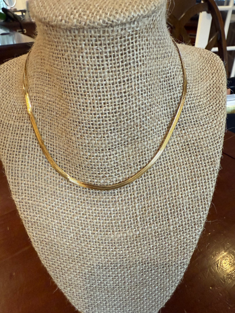Flat gold chain – White Marlie